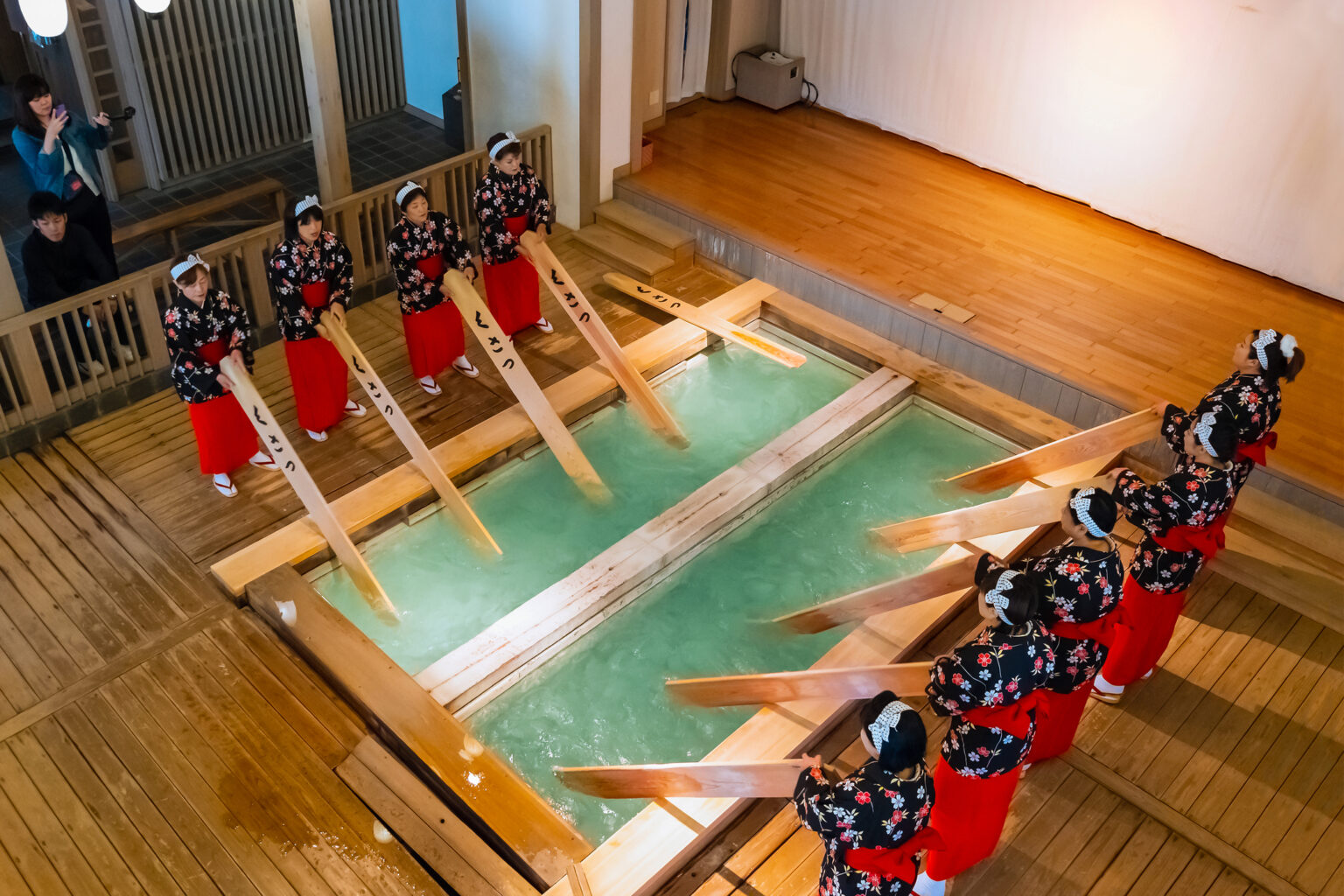 All About Yumomi: The Ingenious Water Cooling Ceremony At Kusatsu Onsen ...